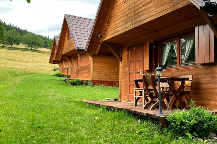 Chaty pri rieke Počúvadlianske Jazero